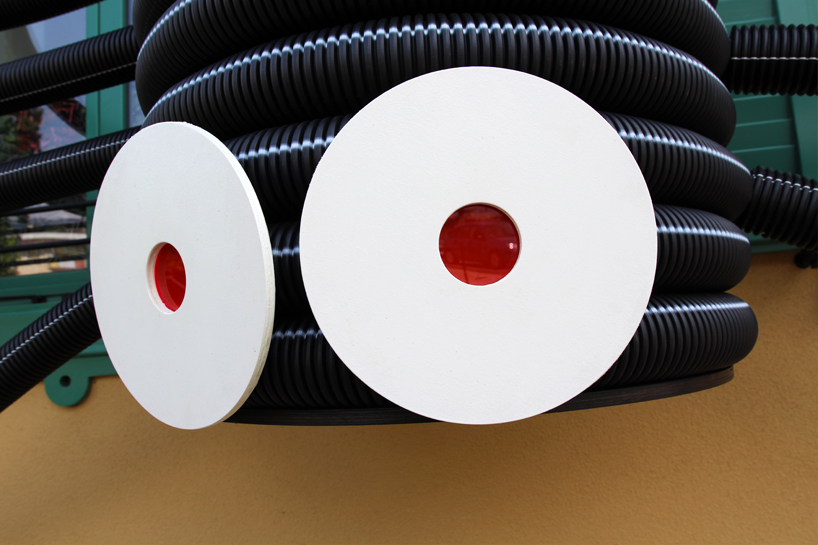 moradavaga's spider is reminiscent of an old-school string phone