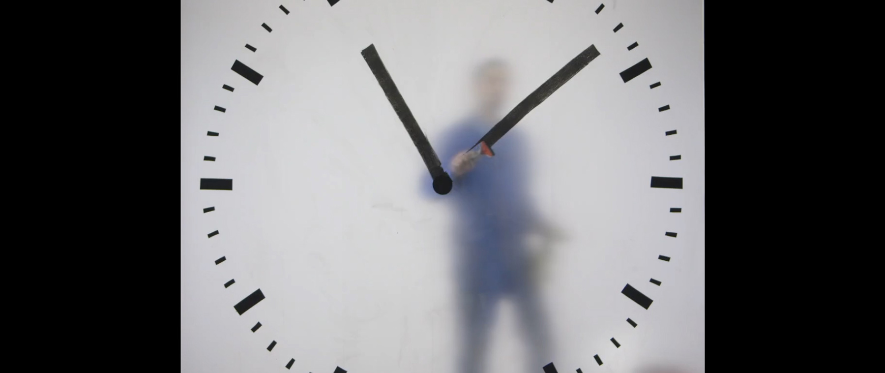 maarten baas records real time clock for schiphol airport