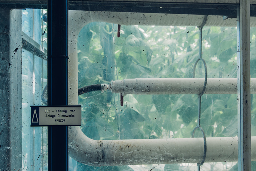 climeworks' air-capturing plant takes CO2 from the atmosphere and feeds ...