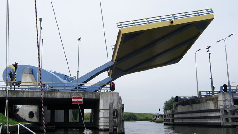 10 amazing movable bridges around the world