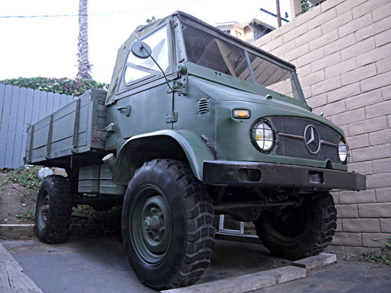 mecedes-benz unimog S 404.111 4x4 is an olive multi purpose vehicle
