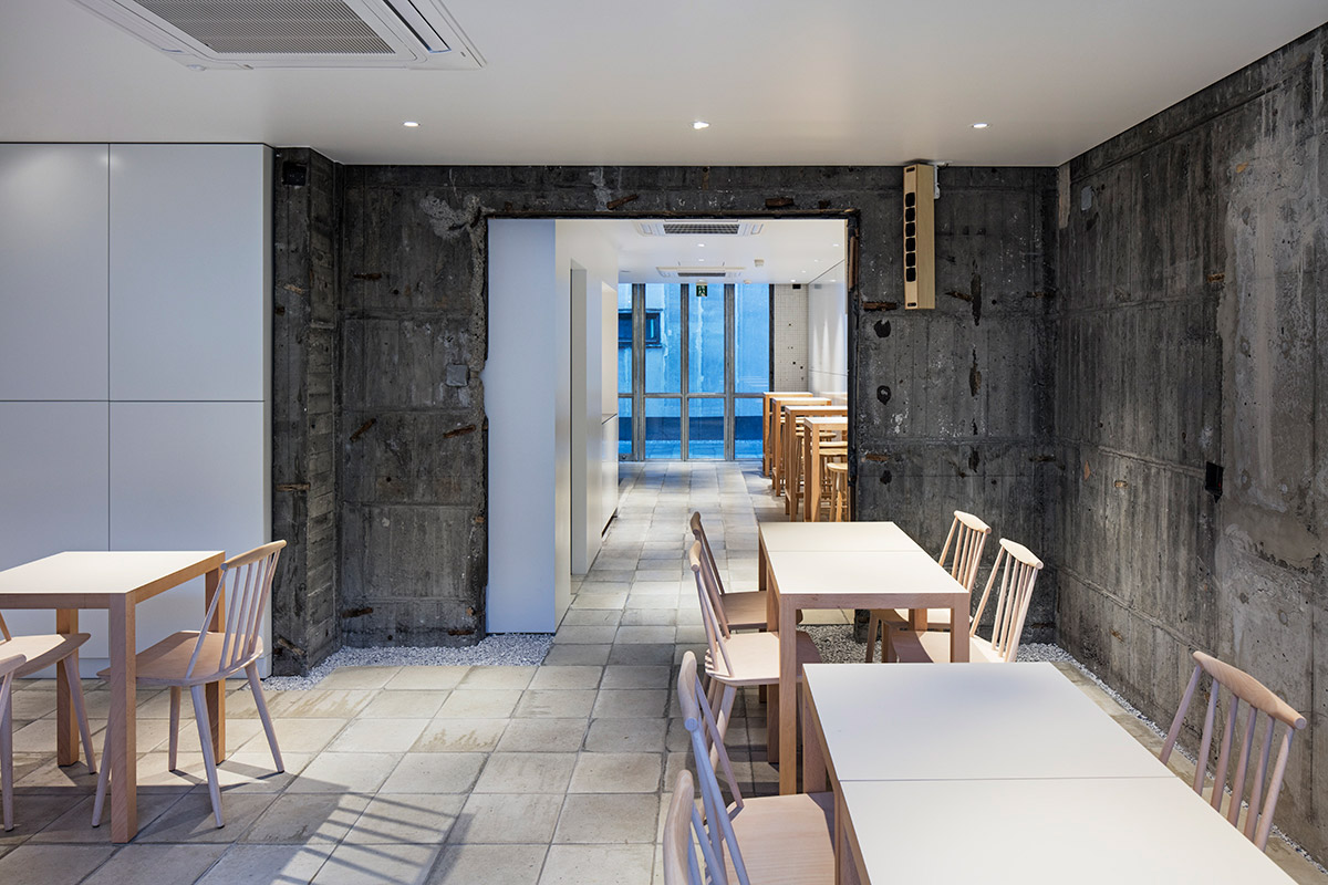 schemata architects' blue bottle coffee connects the building and the city