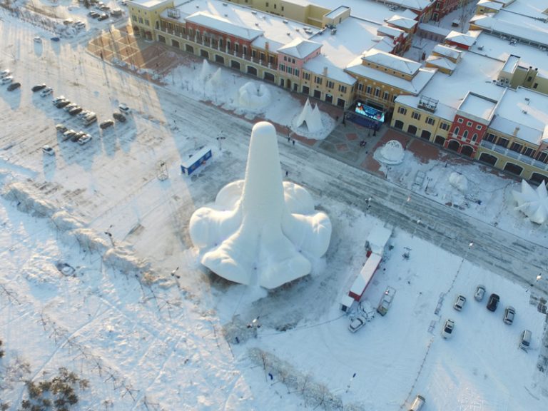 engineers build the world’s tallest ice tower in china