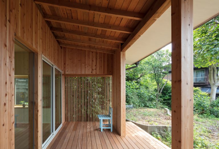 OFEA renovates a house in japan with an insulated timber corridor