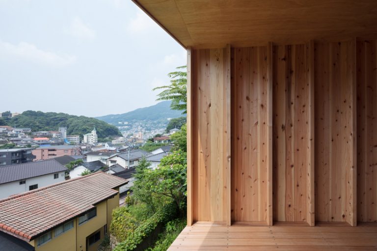 OFEA renovates a house in japan with an insulated timber corridor