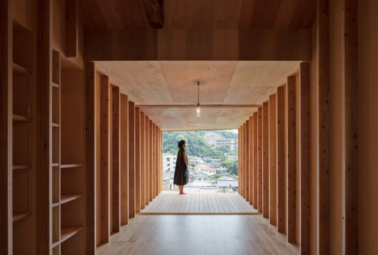OFEA renovates a house in japan with an insulated timber corridor