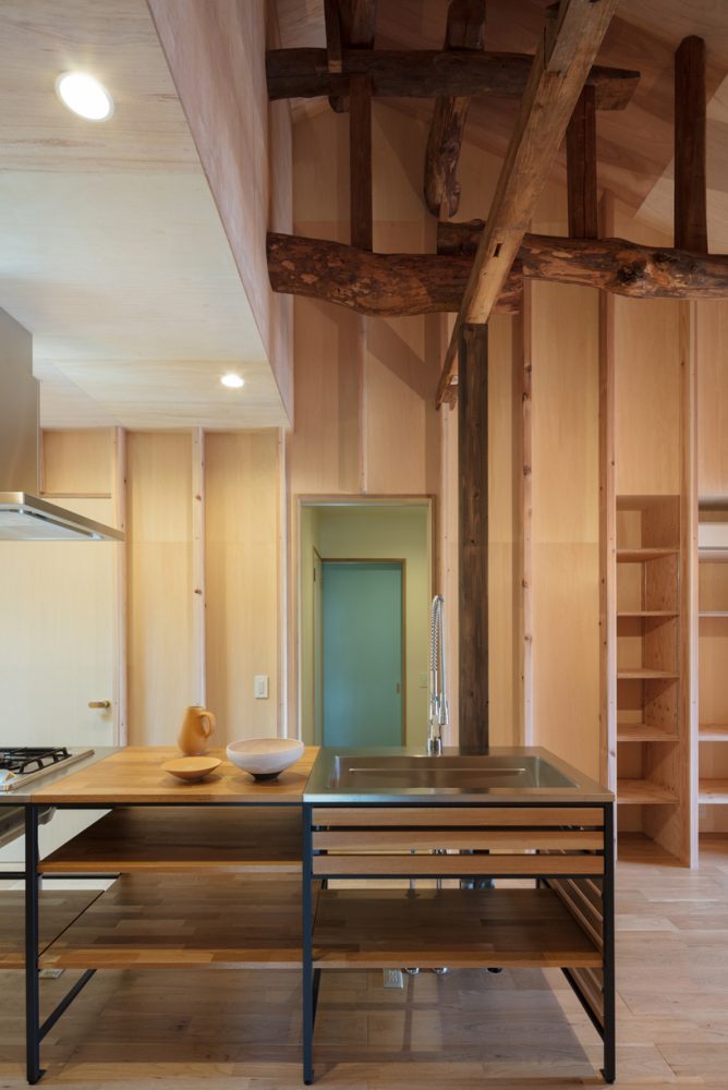 OFEA renovates a house in japan with an insulated timber corridor