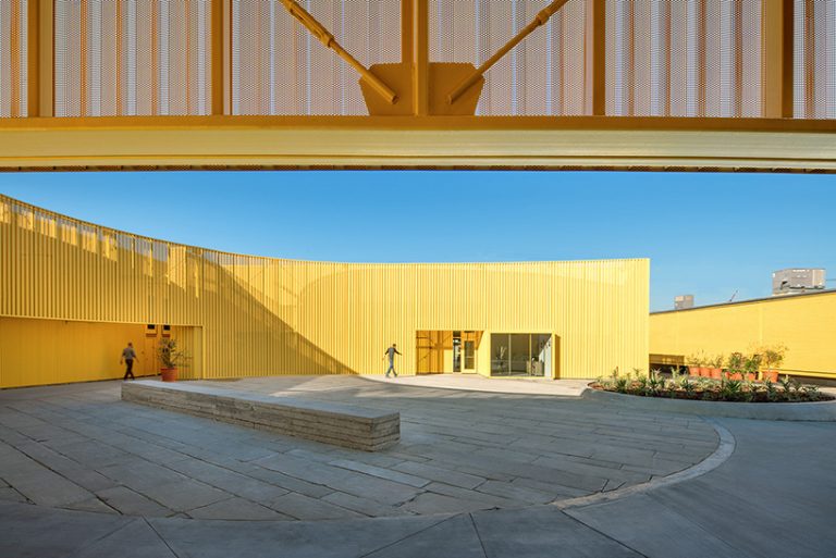 brooks + scarpa design curved yellow charter school in south los angeles
