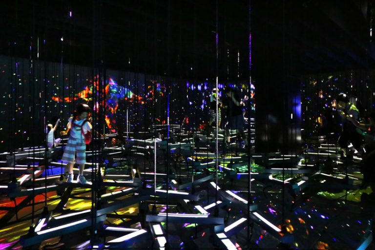 borderless and brilliant: teamlab's dreamlike digital art museum is now ...
