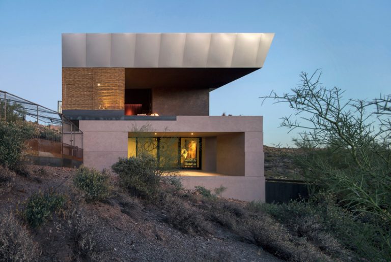 wendell burnette architects' arizona desert house expands between a ...