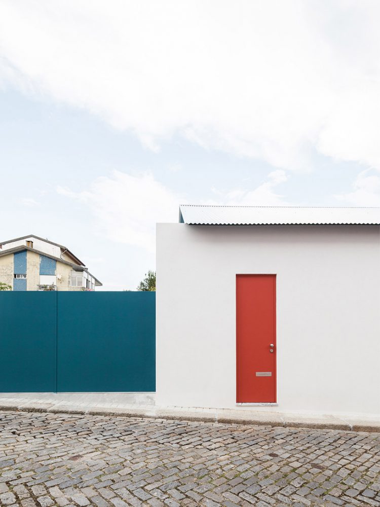 fala atelier uses curving wall to separate public and private in this ...