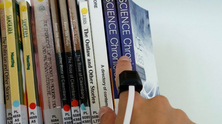 the fingerreader helps blind people read without braille