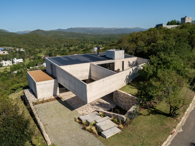 BP arquitectura Q2 house is sited among the mountains of argentina