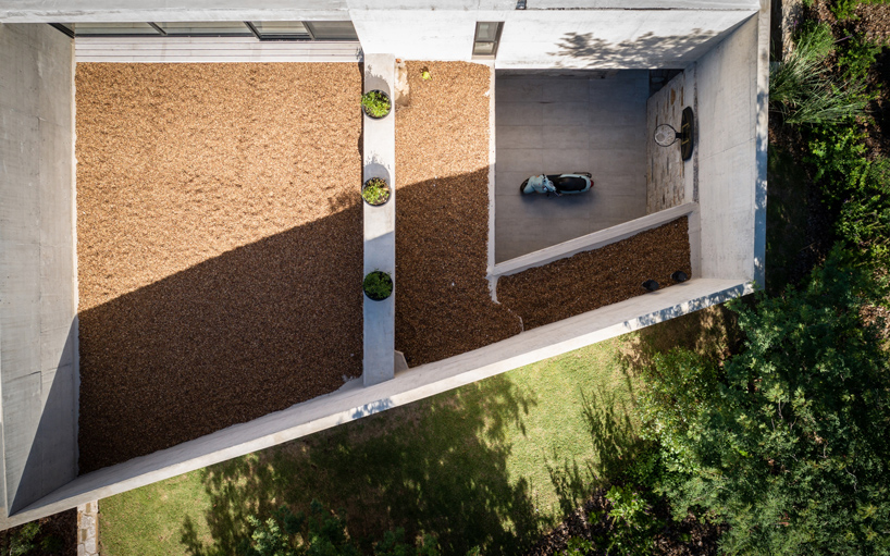 BP arquitectura Q2 house is sited among the mountains of argentina