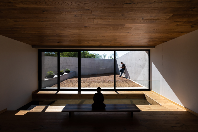 BP arquitectura Q2 house is sited among the mountains of argentina