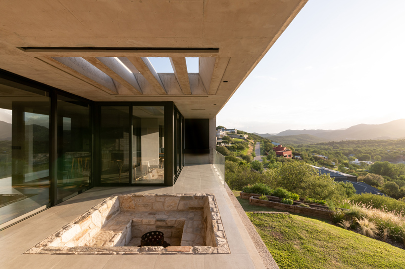 BP arquitectura Q2 house is sited among the mountains of argentina