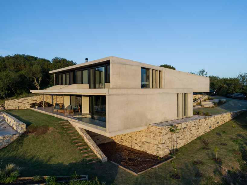 BP arquitectura Q2 house is sited among the mountains of argentina