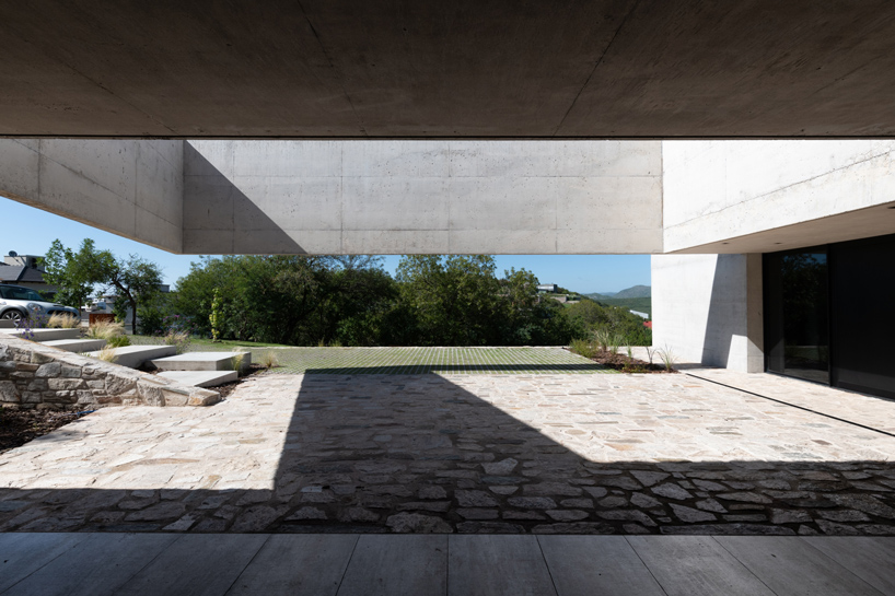 BP arquitectura Q2 house is sited among the mountains of argentina