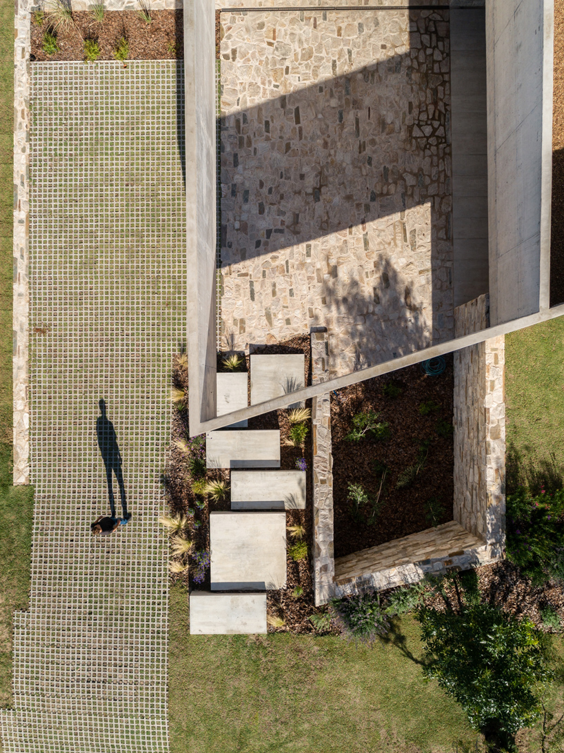 BP arquitectura Q2 house is sited among the mountains of argentina