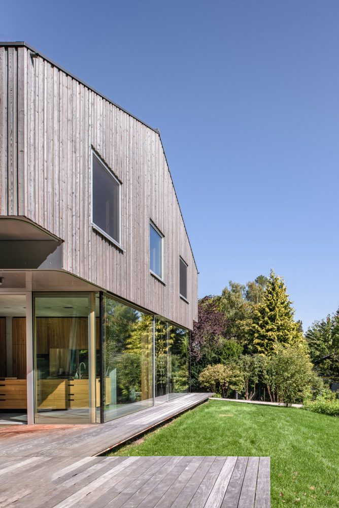 HHF architects' house H floats above the terrain using glass