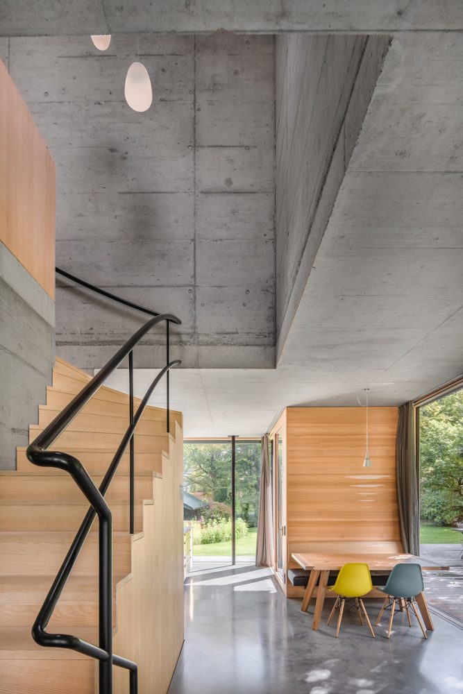 HHF architects' house H floats above the terrain using glass