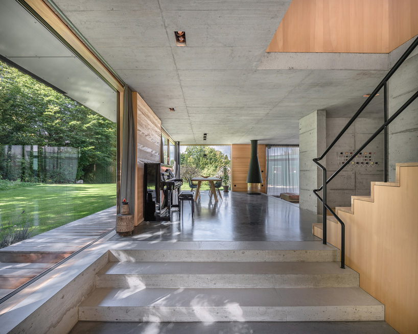 HHF architects' house H floats above the terrain using glass