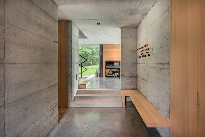 HHF architects' house H floats above the terrain using glass