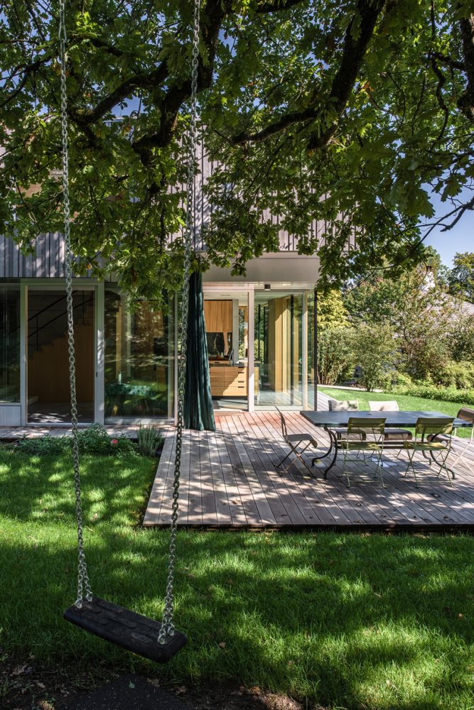 HHF architects' house H floats above the terrain using glass