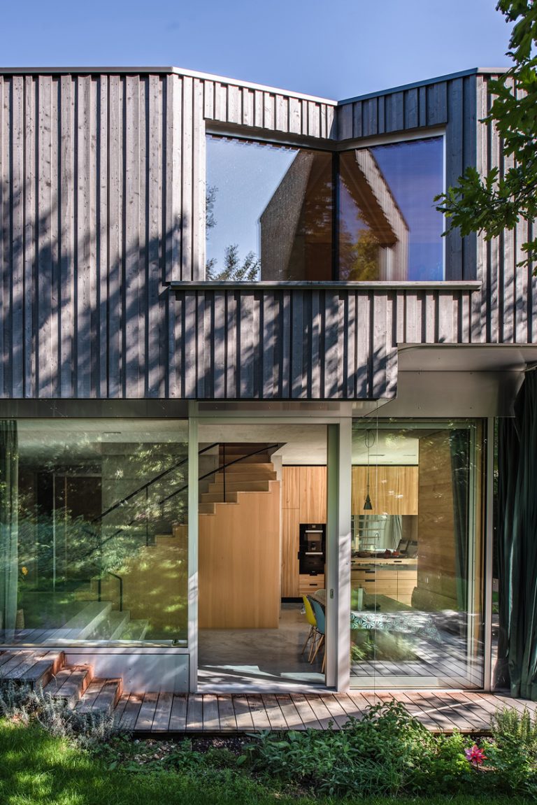 HHF architects' house H floats above the terrain using glass