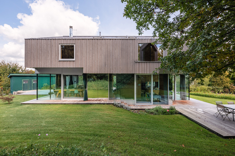 HHF architects' house H floats above the terrain using glass