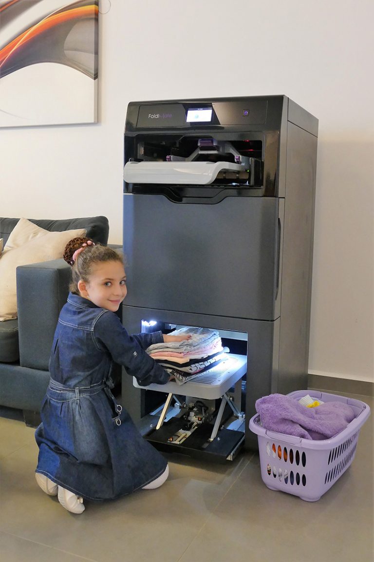 FoldiMate, a fully-functional machine that folds your clothes