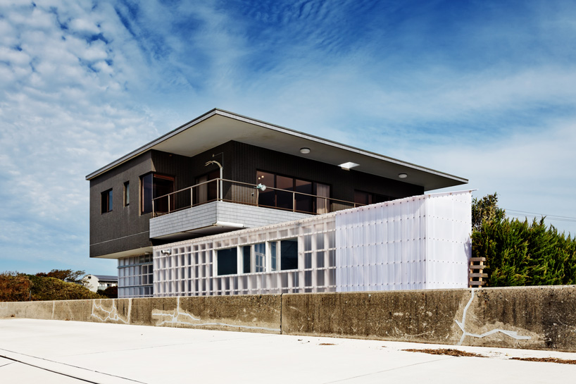 nanometer architecture wraps japanese seaside villa in corrugated ...
