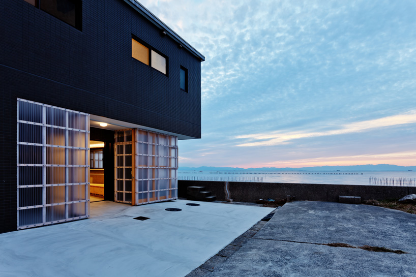 nanometer architecture wraps japanese seaside villa in corrugated ...