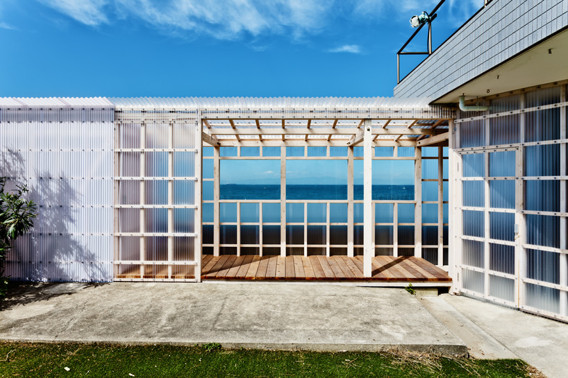 nanometer architecture wraps japanese seaside villa in corrugated ...