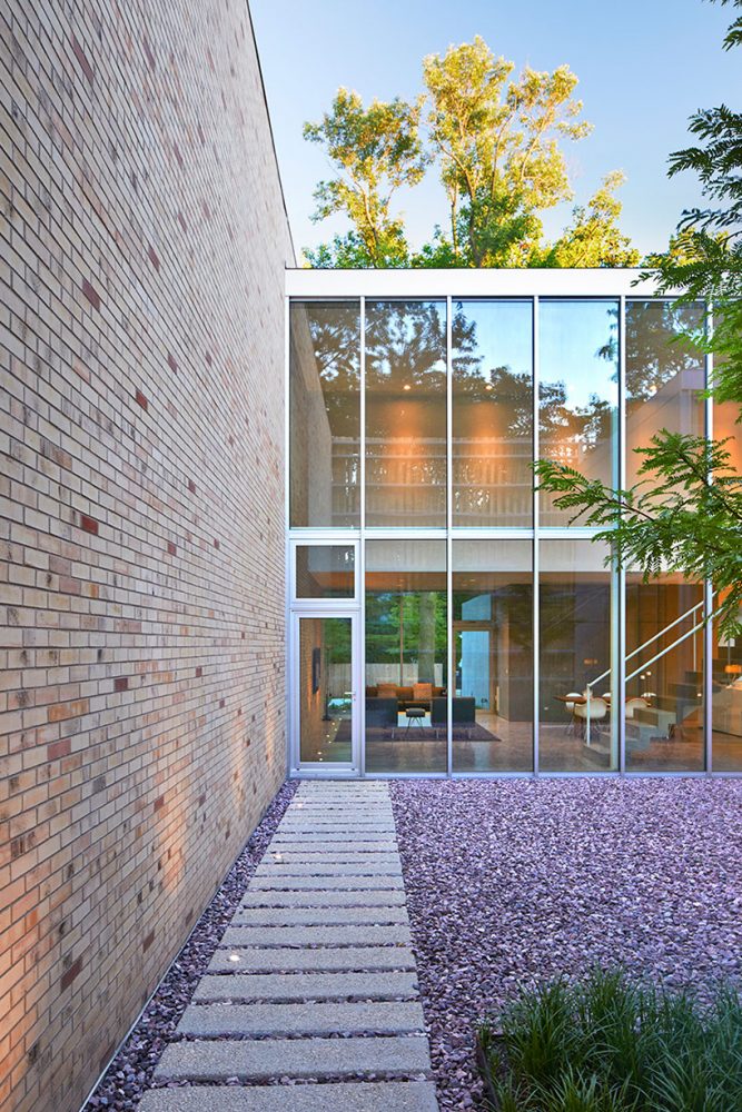 thayer house by brooks + scarpa boasts twisting brick columns