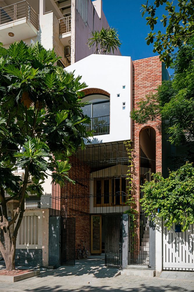 IZ architects completes vietnamese house with front courtyard enclosed ...