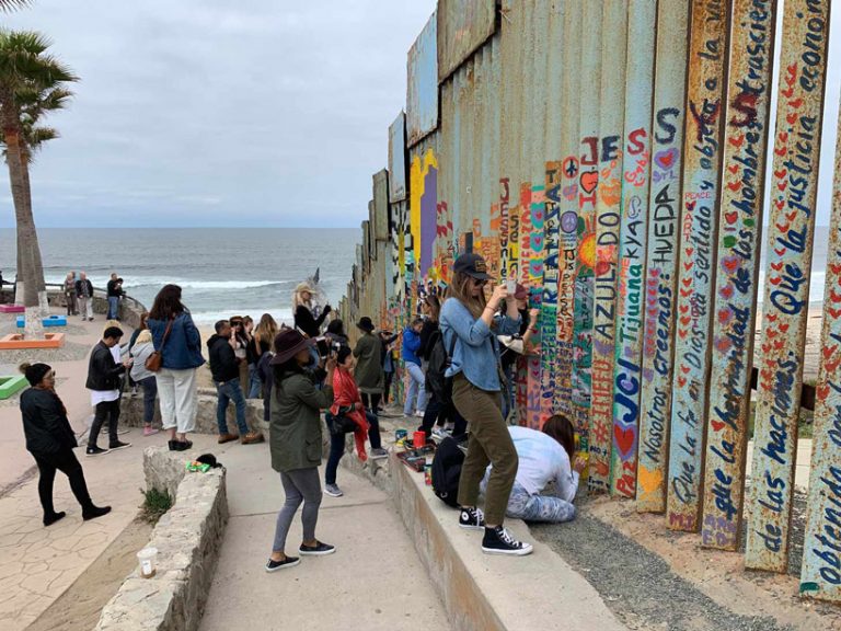 3,800 volunteers join artist enrique chiu to create giant mural on US ...