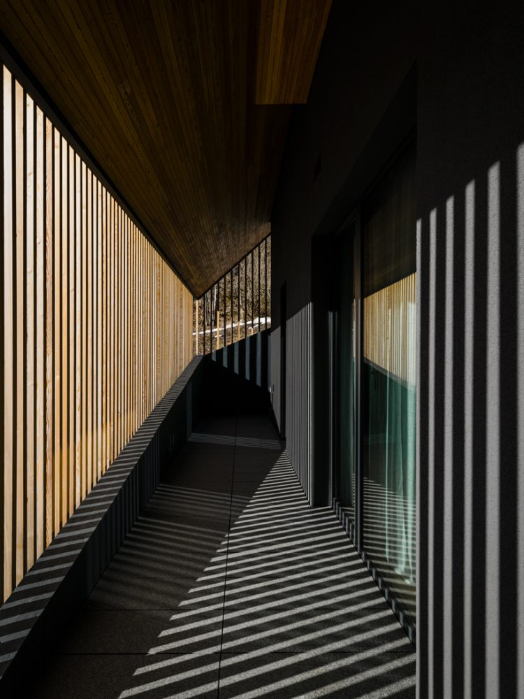 GEZA shapes an alpine holiday home to the contours of italian mountains