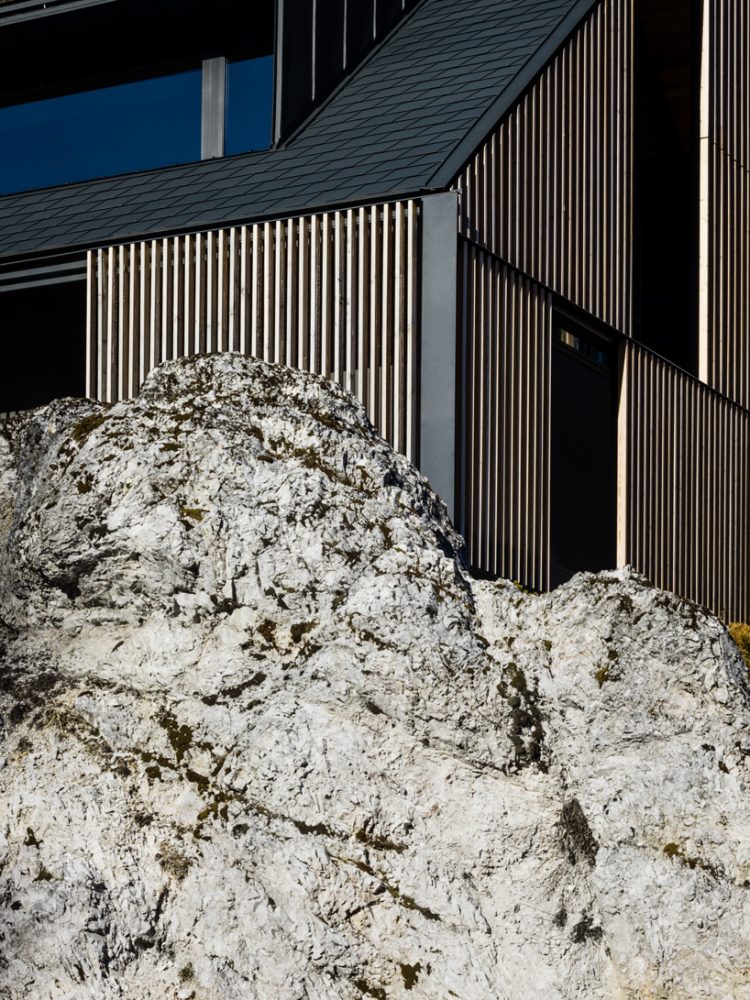 GEZA shapes an alpine holiday home to the contours of italian mountains