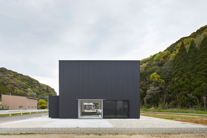 atelier kenta eto wraps cube house in black aluminum in kadokawa, japan