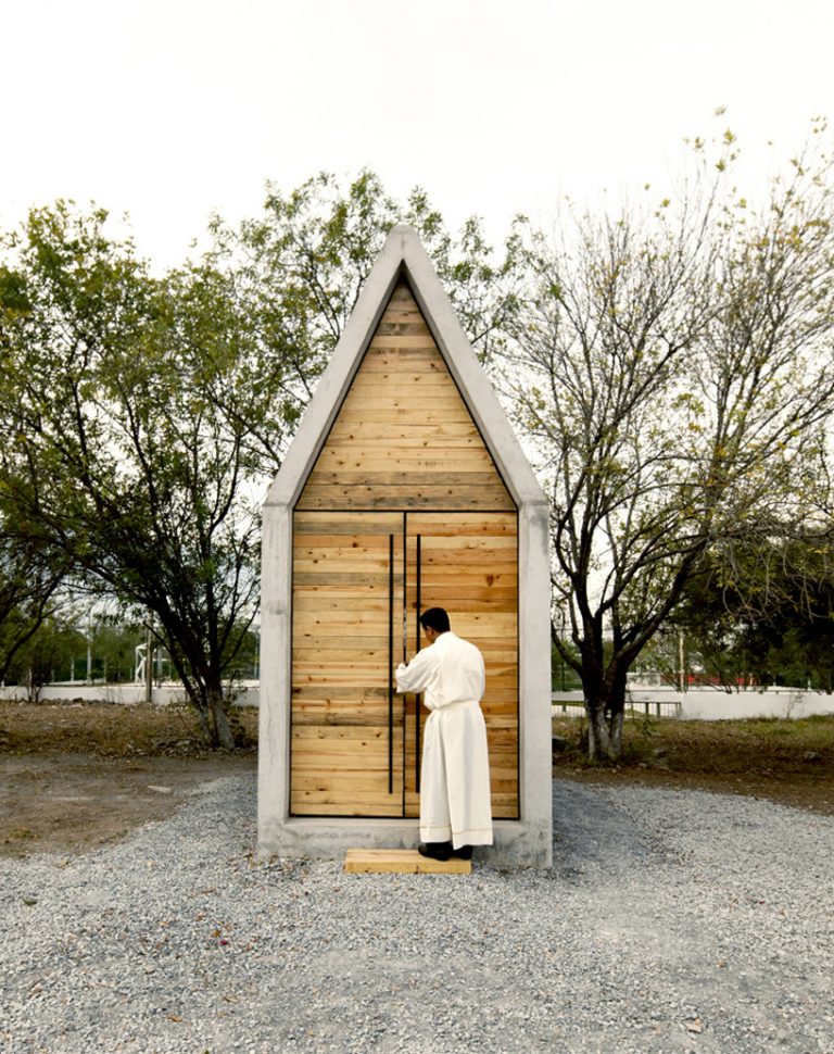 S-AR builds chapel in mexico using rough concrete and timber planks