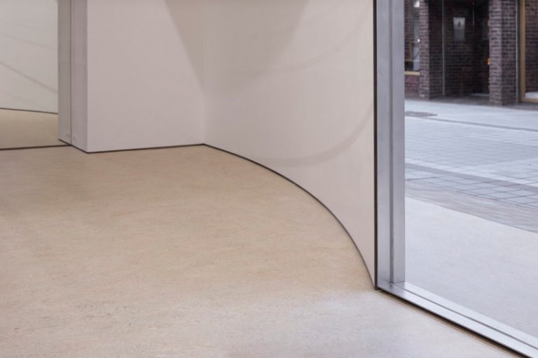 CASE-REAL suspends clothes on V-shaped racks at côte à côte boutique