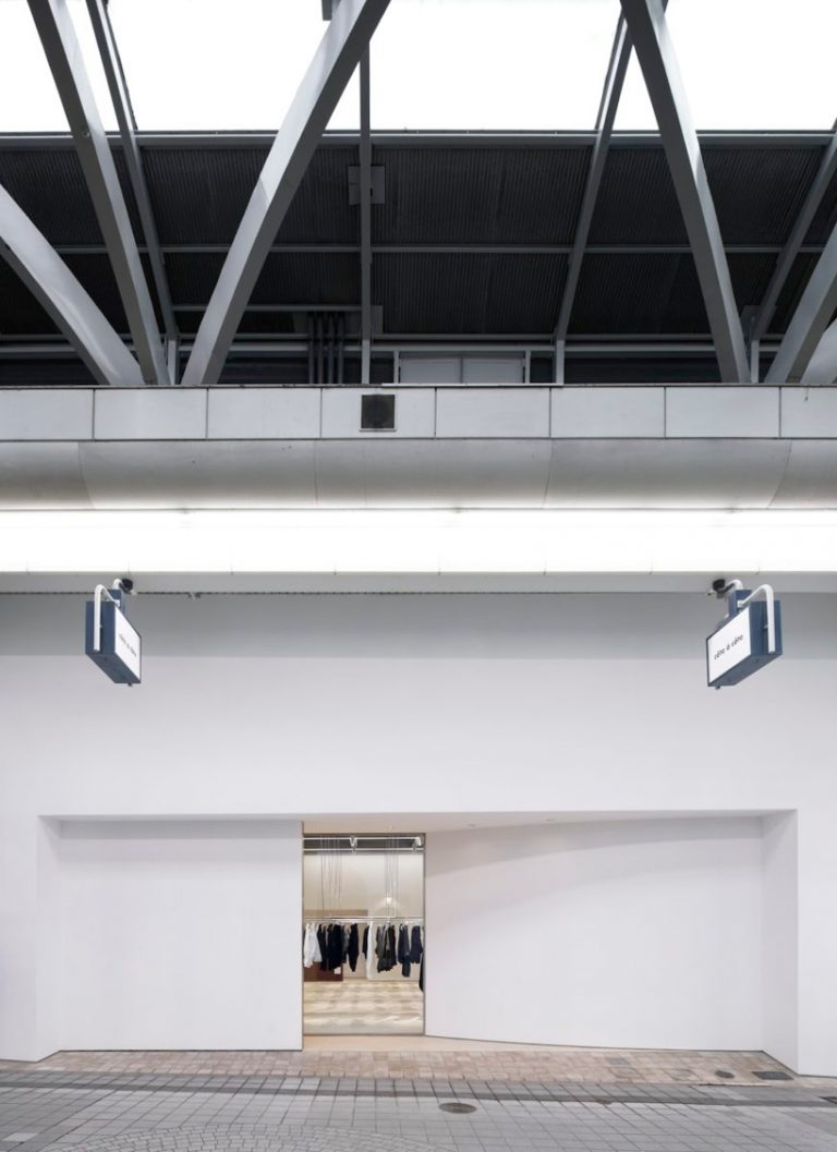 CASE-REAL suspends clothes on V-shaped racks at côte à côte boutique