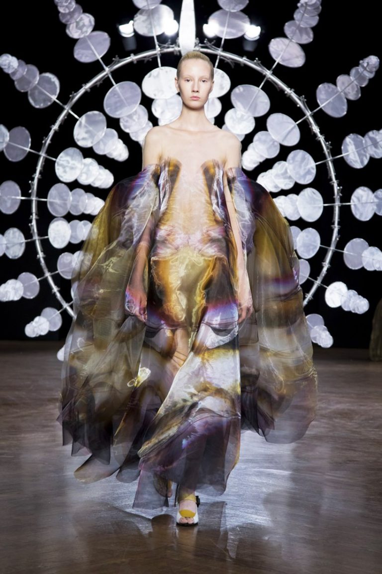 iris van herpen sculpts 'kinetic couture' that moves as models walk the ...