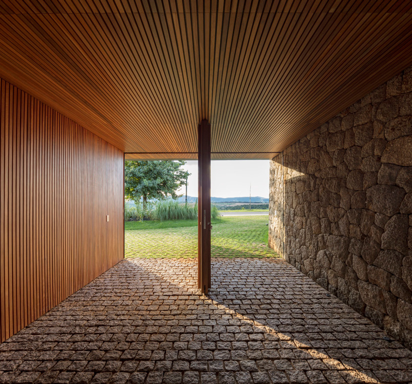 jacobsen arquitetura plans the FL house as slender transparent volume ...