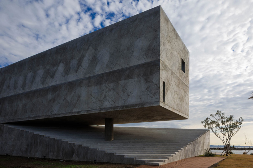 mount fuji architects studio's residence emerges from a peninsula in japan