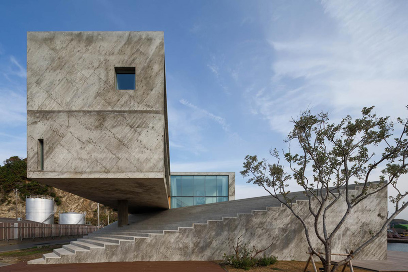 mount fuji architects studio's residence emerges from a peninsula in japan