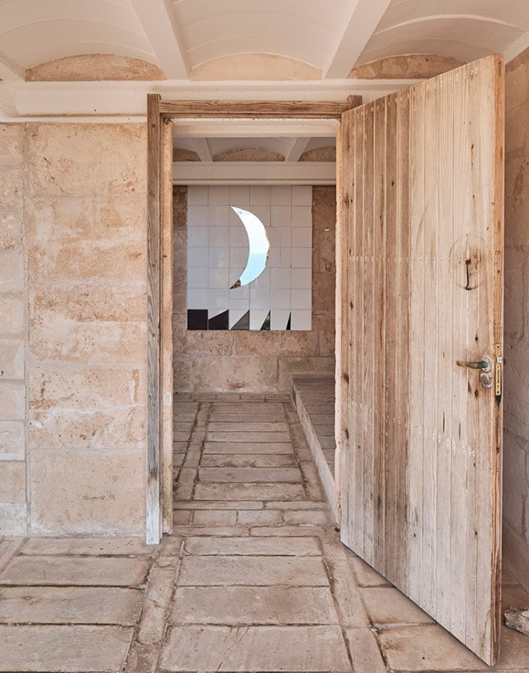 look inside jørn utzon's can lis family house from the 70s in mallorca