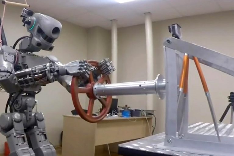 russia to send a humanoid robot in the commander's chair into space