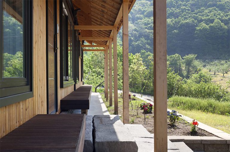 studio_GAON builds a timber house amid the mountains of south korea